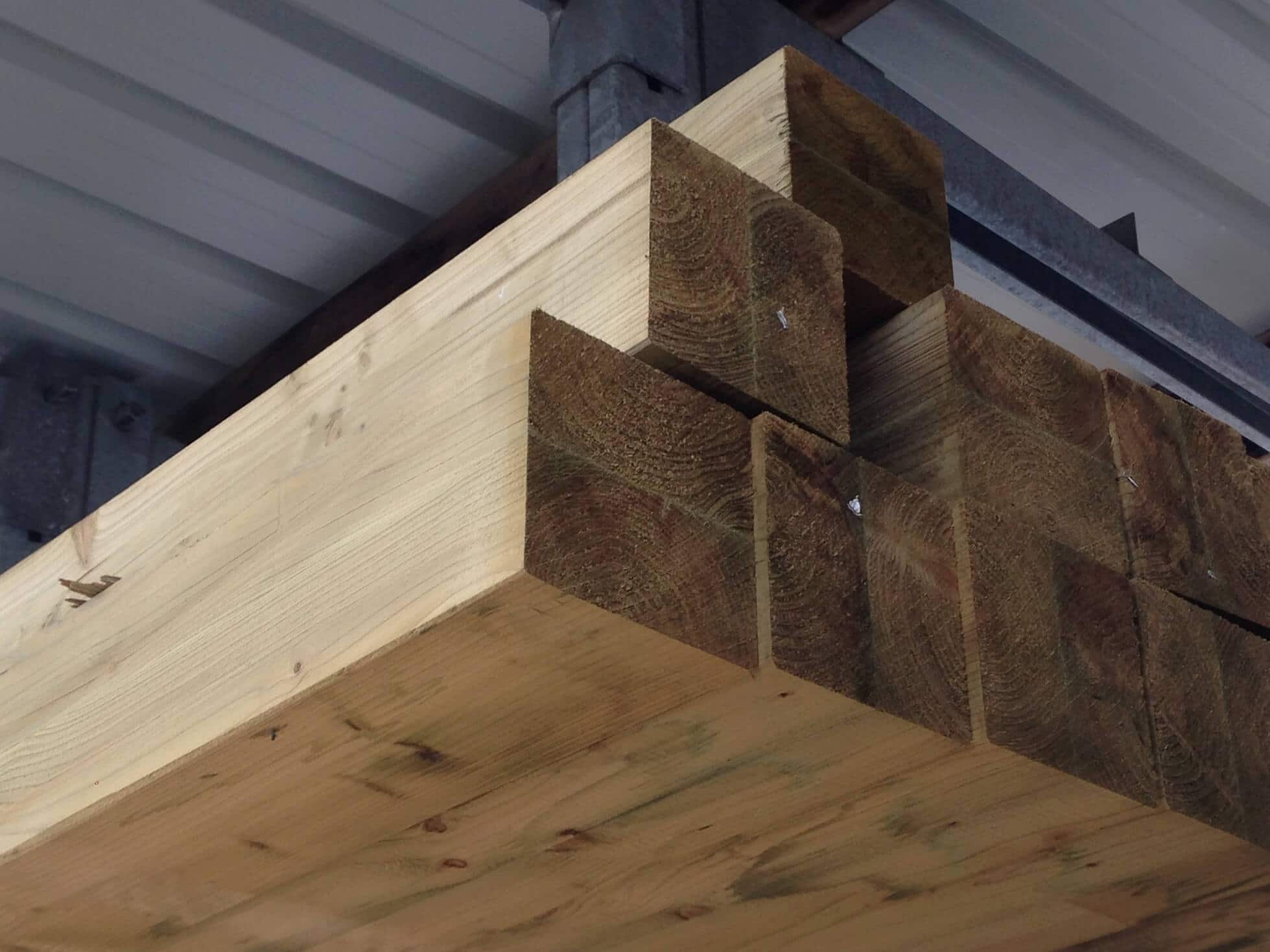 Poutre en bois contrecollé et abouté - DBI